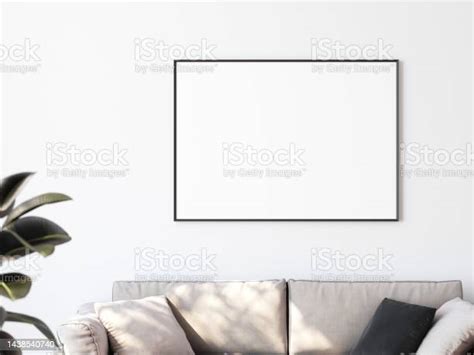 소파 위의 흰 벽에 얇은 검은 색 테두리가 매달려있는 크고 빈 그림 콘텐츠를 위한 장소입니다 3d 그림입니다 0명에 대한 스톡