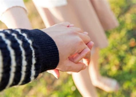恋人未満で手を繋ぐタイミングは？握り方でわかる相手の気持ち [橋本明彦の恋愛コラム] All About
