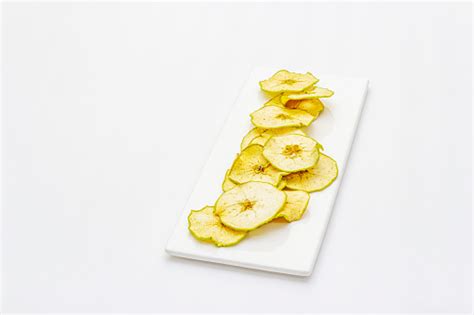 흰색 배경에 고립 된 사과의 말린 조각 건강한 식생활 개념 0명에 대한 스톡 사진 및 기타 이미지 0명 개념 건강한 생활