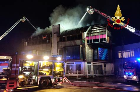Castelfranco Veneto Le Foto E Il Video Dellincendio Al Vanity Club