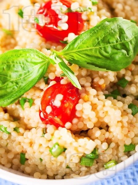 Салата с чери домати кус кус и босилек