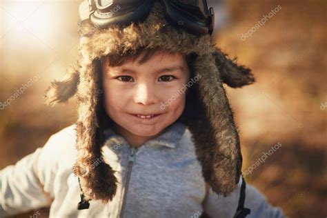 Adivina Qué Seré Cuando Crezca Retrato De Un Lindo Niño Pequeño Con Un