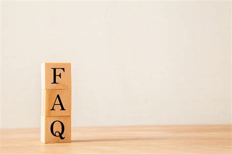 Faq 텍스트 자주 묻는 질문 자주 묻는 질문 세 개의 나무 블록에 쓰여졌습니다 나무 테이블과 흰색 벽지 배경 0명에 대한 스톡
