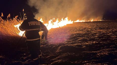 Pompierii au intervenit pentru stingerea a trei incendii produse în