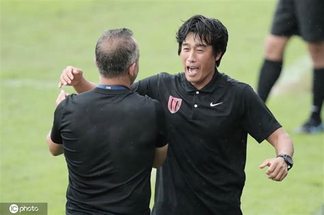 高清：不容易！成都蓉城全队赛后庆祝队史中超首胜 搜狐大视野 搜狐新闻