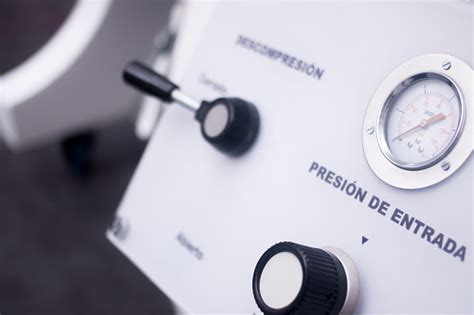 Hbot Hyperbaric 산소 치료 탱크 챔버 질병 및 의료 조건에 대 한 환자 치료 병원 클리닉 0명에 대한 스톡 사진 및