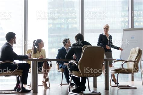 웃 고 성숙한 여성 코치 노동자 플립 프레 젠 테이 션 만들기 교육에 대한 스톡 사진 및 기타 이미지 교육 플립차트 모임