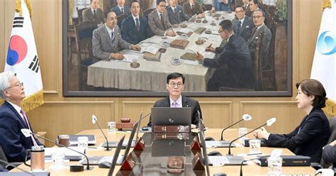 한은 내년 금리 더 낮추겠다성장 하방 압력 완화할 것