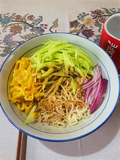 【鸡丝凉面图片】絲縣绣离莂下厨房