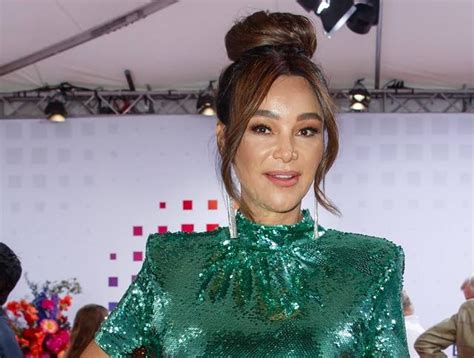 Verona Pooth Posiert Im Bikini über Dem Meer