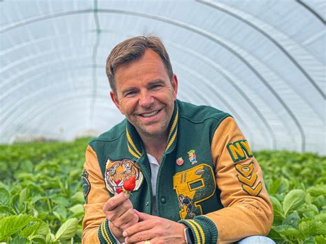 Perspektivwechsel Robert Dahl Karls Erdbeerhof Erdbeeren Und Entertainment