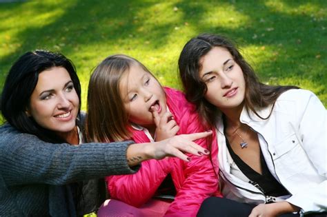 Junge Familie Die Gesunden Spaziergang Durch Herbstpark Macht