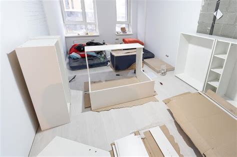 바닥에 가구 조립 부품과 도구가 있는 열린 상자 홈 컨셉에서 자가 조립 및 Diy 가구 볼트와 나사 프리미엄 사진