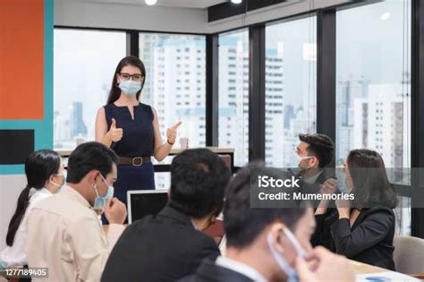백인 임원 여성 보여주는 엄지 손가락으로 제안 회사 정책 에서 얼굴 마스크를 착용 하는 동안 회의 코로나바이러스에 대한 스톡