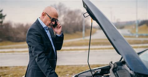 좌절한 수염을 기른 노인 남성이 열린 자동차 후드 앞에 서서 자동차 서비스를 요청하고 있다 사진 Unsplash의 교통 사고 이미지