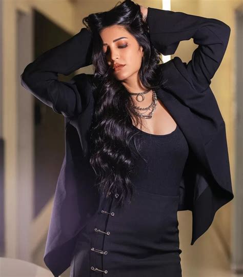 Shruti Haasan Latest Photos Stunning In Black