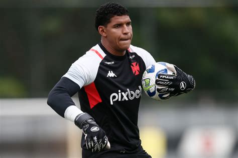 Vasco renova contrato do goleiro Halls até o fim de 2024