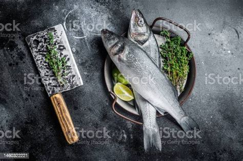 Bass Laut Mentah Segar Ikan Labrax Dengan Bumbu Dan Jeruk Nipis Latar