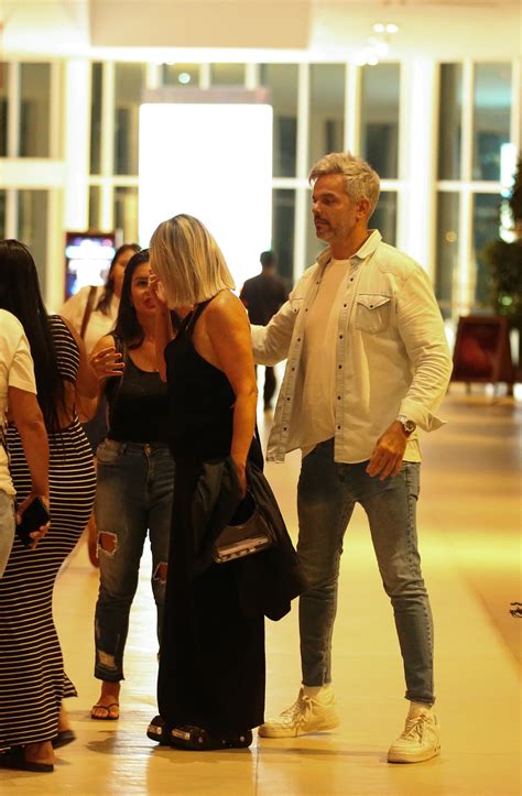 Otaviano Costa e Flávia Alessandra trocam beijos em restaurante japonês