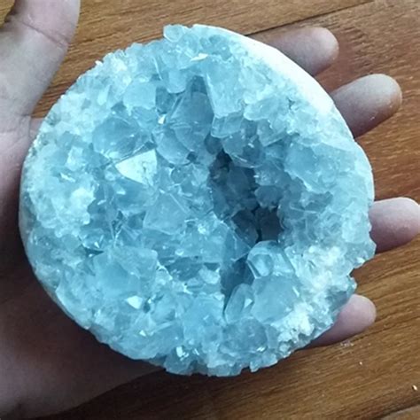 Натуральный камень Селестина вуг хрустальный шар полости Образец под открытым небом с