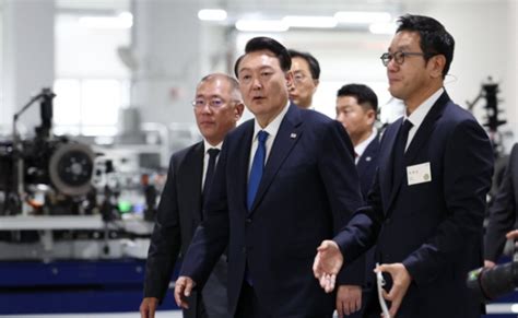 “한 싱가포르 협력사례” 尹 현대차그룹 싱가포르 혁신센터 시찰 전자신문