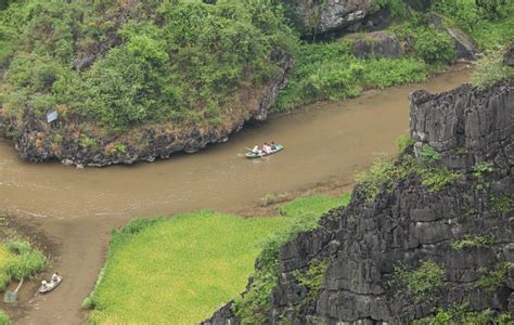 Ninh Binh 베트남에서 Tam Coc 빈 동에서 Ngo 동 강에 관광을 들고 보트 강에 대한 스톡 사진 및 기타 이미지