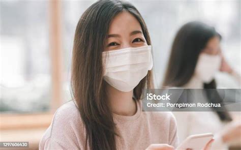 마스크를 쓰고 휴대 전화를 사용하고 사회적 불만을 유지하는 여성 개념에 대한 스톡 사진 및 기타 이미지 개념 개념과 주제