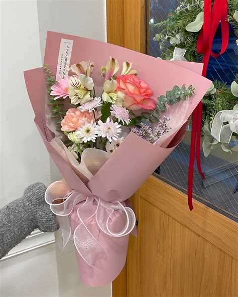 수락산역꽃집 노원꽃집 도봉역꽃집 은쓰피어나리 플로리스트 자매 은쓰피어나리 아내분께 선물 하시는 꽃다발 예약 해 주셨어요 픽업하시며 만족 해 하셔서 뿌듯뿌듯했다요💕