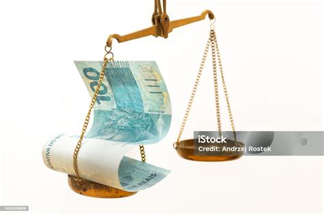 브라질 100 Reais 규모에 거짓말 통화 가치 개념 환율 브라질에서 돈의 힘과 가치 흰색 배경 지폐 통화에 대한 스톡 사진