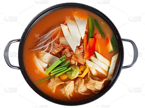 传统的韩式辣汤豆腐面条饺子和蔬菜孤立在白色背景下素材 花瓣网