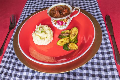 소꼬리 스튜 아기 골수를 곁들인 으깬 감자를 빨간색과 파란색 원형 접시에 담아 서빙합니다 0명에 대한 스톡 사진 및 기타 이미지