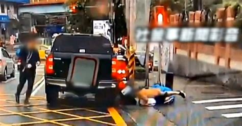 比特犬突跳出車窗狂咬騎士！飼主：愛犬腳誤觸開窗｜東森新聞：新聞在哪 東森就在哪裡