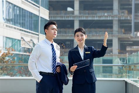 房屋中介与客户在室外交谈高清图片下载 正版图片507698744 摄图网
