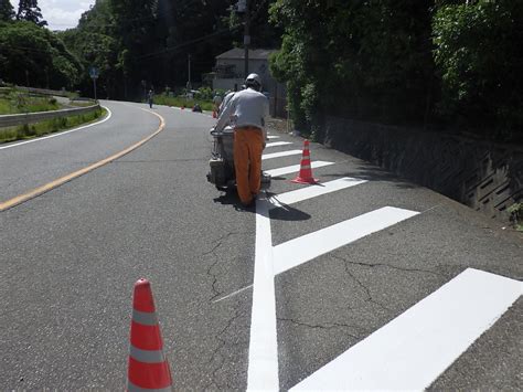 道路の白線塗替工事 日本装路株式会社