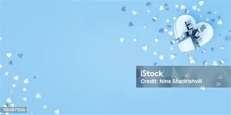 블루 하트 모양 선물 상자 와 색종이 빈 공간 배경 3d 일러스트 선물 상자에 대한 스톡 사진 및 기타 이미지 선물 상자 파란색 0명 Istock