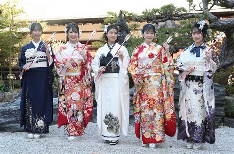 成人式を迎え、晴れ着姿を披露するnmb48の（左から）池帆乃香、青原和花、隅野和奏、松岡さくら、浅尾桃香 （撮影・後藤 大輝） ― スポニチ
