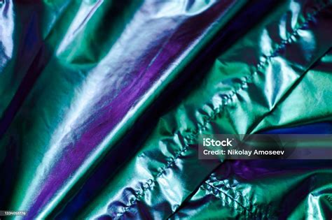 스크래치와 요철과 트렌디 한 색상의 홀로그램 실제 질감 홀로그램 색상 주름 호일 홀로그램 무지개 호일 추상적 인 배경 80년대 90년대 배경 3차원 형태에 대한 스톡 사진