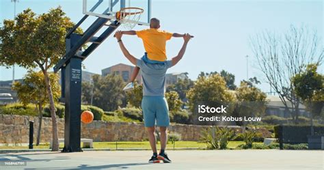 스포츠 농구 및 아버지와 아이의 뒤에서 사격 게임 도전 또는 재미있는 청소년 대회를 연습합니다 피트니스 운동 유대 또는 농구 선수 아빠와 아이 학습 운동 및 코트에서 놀이