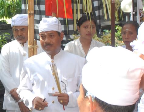 Mangkukris Piodalan Di Pura Agung Udayana Makodam Ix Udayana Pada