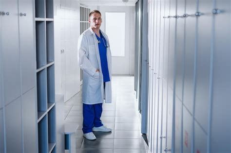 Médecin de sexe masculin du vestiaire de la clinique Le début de la