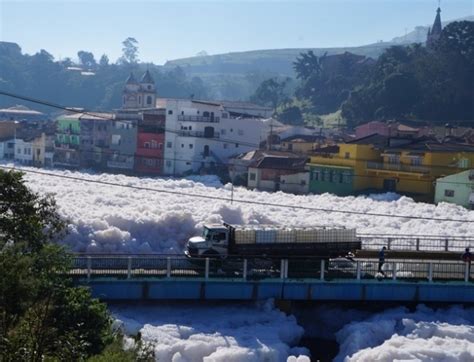 Espuma De Poluição Do Rio Tietê Invade Ruas De Pirapora Do Bom Jesus