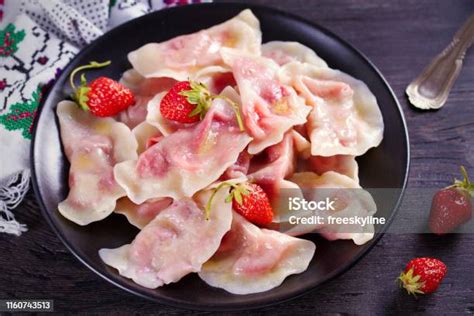 딸기로 가득 찬 만두 바레니키 바레니키 피에로기 피로히 다이어트 채식 채식 음식 이미지 가루로 빻은에 대한 스톡 사진 및 기타