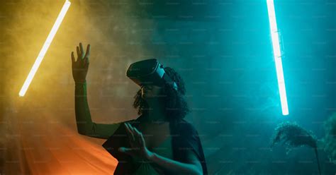 메타버스 디지털 사이버 월드 기술 증강 현실 게임을 하는 가상 현실 Vr 고글을 쓴 여성 미래 지향적인 라이프스타일 사진 Unsplash의 사람 이미지