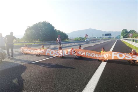 Ultima Generazione Blocca Il Traffico “stiamo Condannando I Nostri
