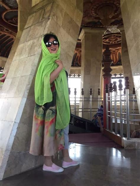 中国大妈外出旅游标准动作合辑！炫翻天！丝巾