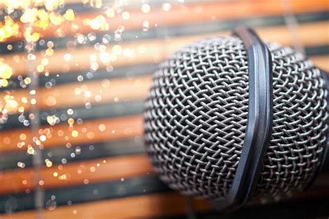 스트라이프 노란색과 검은 색 대나무 매트 배경에 마이크 헤드의 하향식 보기 라운드 황금 축 하 소프트 라이트 가라오케 바 휴일 축제 파티 시간 개념입니다 0명에 대한 스톡