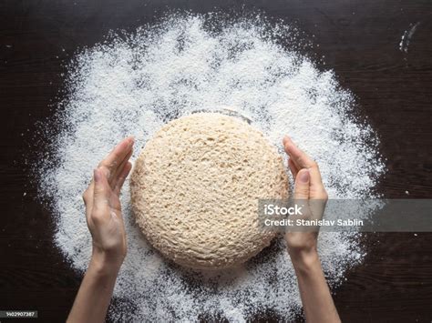 베이커의 손은 어두운 배경에 생 효모가없는 반죽을 쥐고 있습니다 흰 빵 질감 인류 가장 오래된 스테이플 푸드 가사 집안일에 대한
