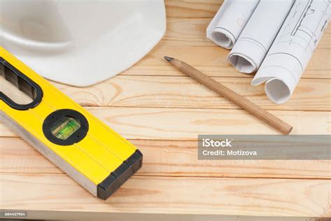 건설 도구 그림 연필 및 목조 바탕에 흰색 헬멧 텍스트에 대 한 공간을 복사 합니다 Draft Sports에 대한 스톡 사진 및 기타 이미지 Draft