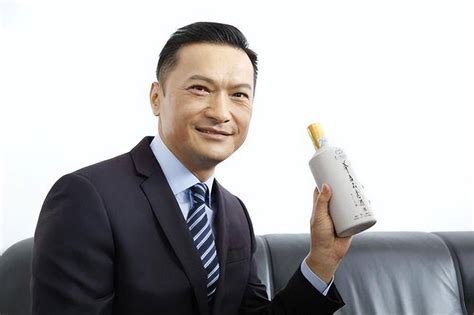 55岁陈锦鸿北上发展，患病儿子9岁才能独自上厕所，曾为对方息影杜雯惠观众造人