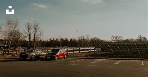 여러 대의 차량이 주차된 주차장 사진 Unsplash의 무료 토룬 이미지